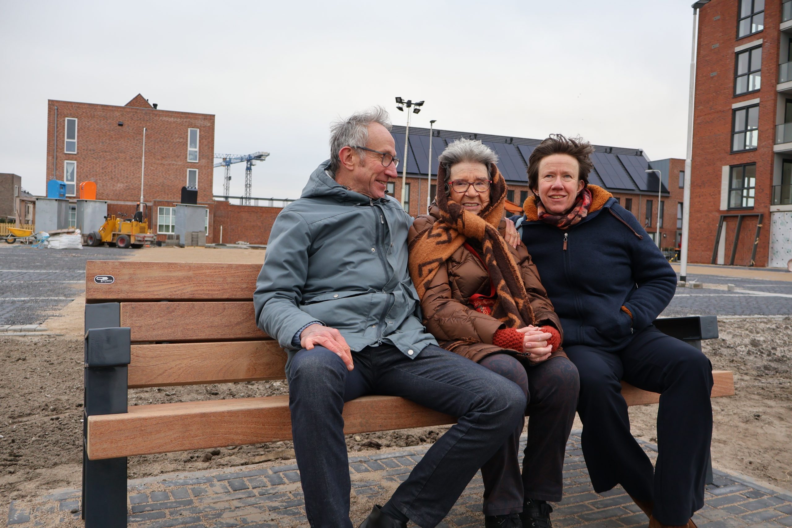 Herinneringsbankje onthuld in Westergouwe - Gemeente Gouda